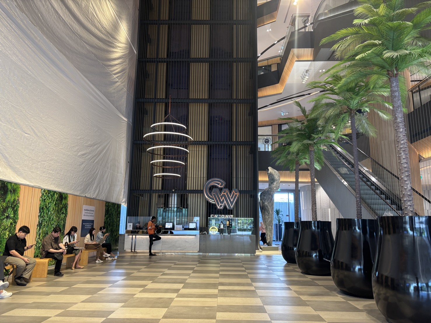 Cyber World Tower (CW Tower) สำนักงานทันสมัยบนถนนรัชดา ใกล้ MRT ศูนย์ ...